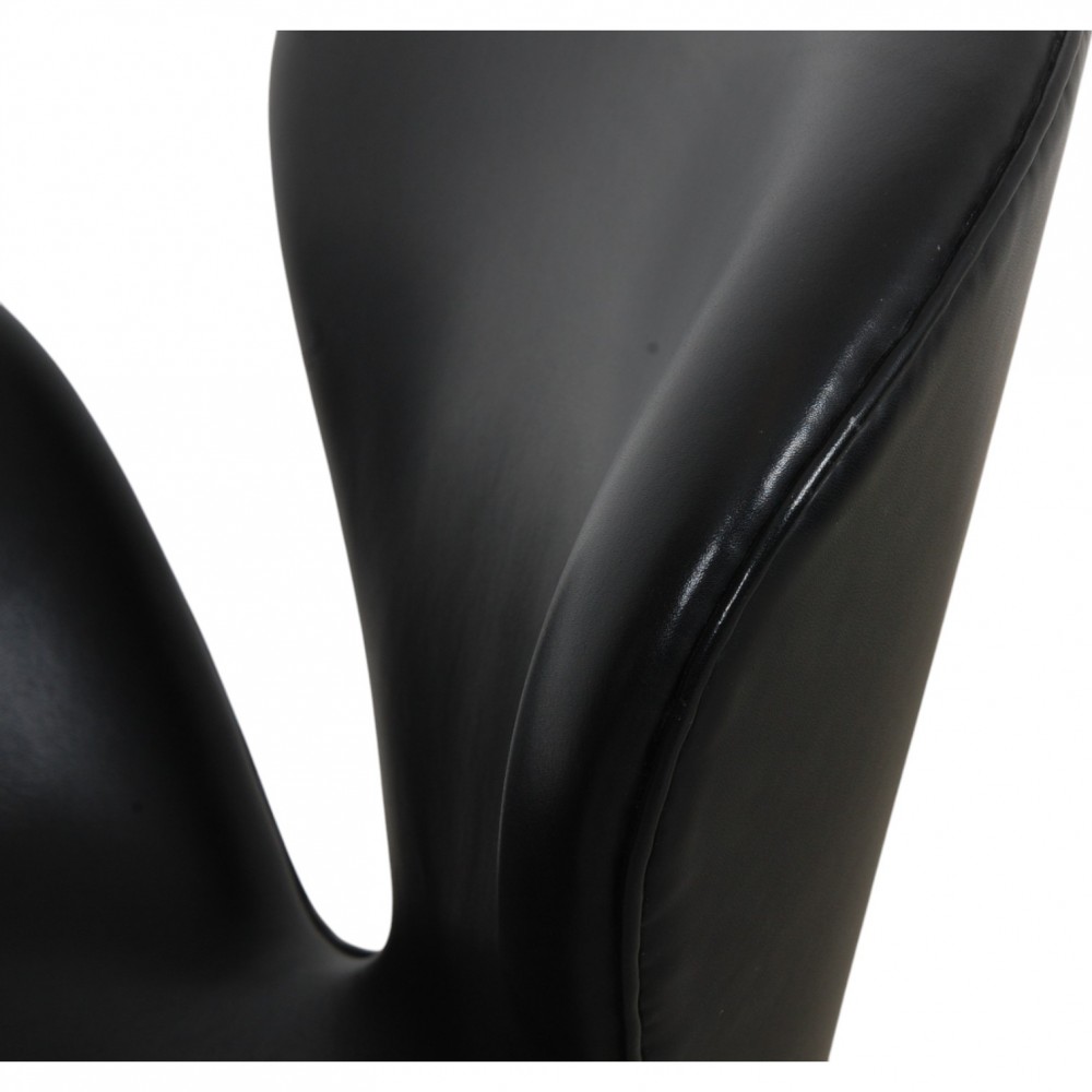 Køb brugt Arne Jacobsen Svane stol i patineret sort læder 1987