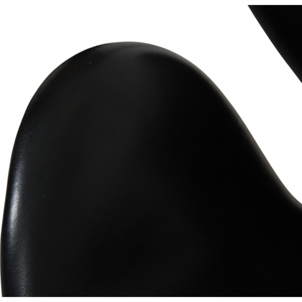 Køb brugt Arne Jacobsen Svane stol i patineret sort læder 2007