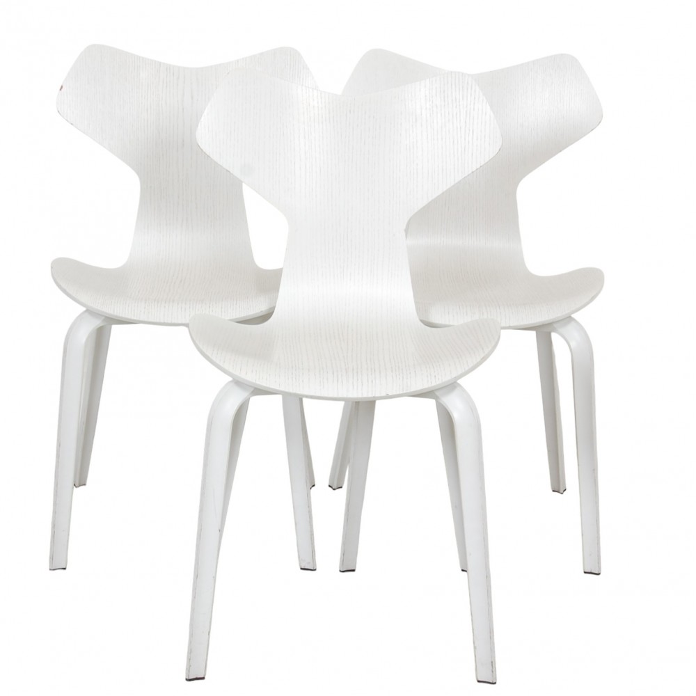 Køb brugt Sæt med 3 hvide Arne Jacobsen Grandprix stole