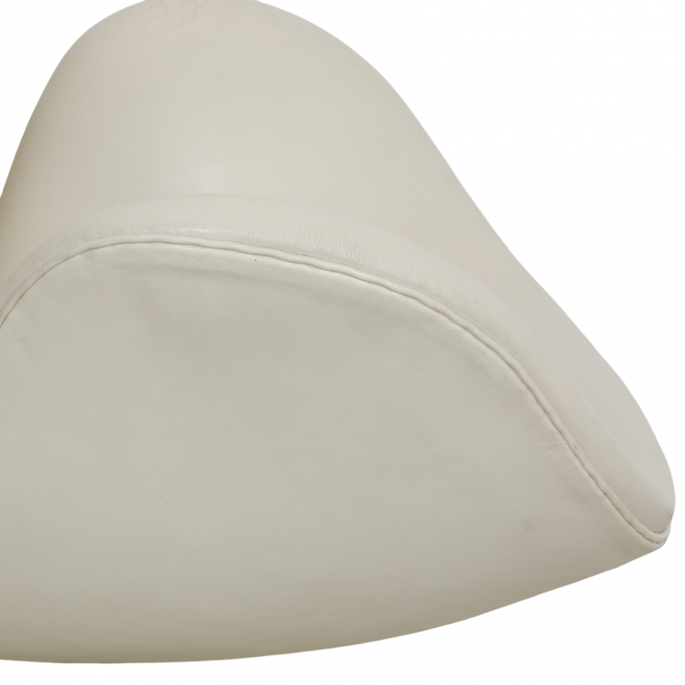 Køb brugt Arne Jacobsen Svane stol i hvidt læder | CPH-Classic