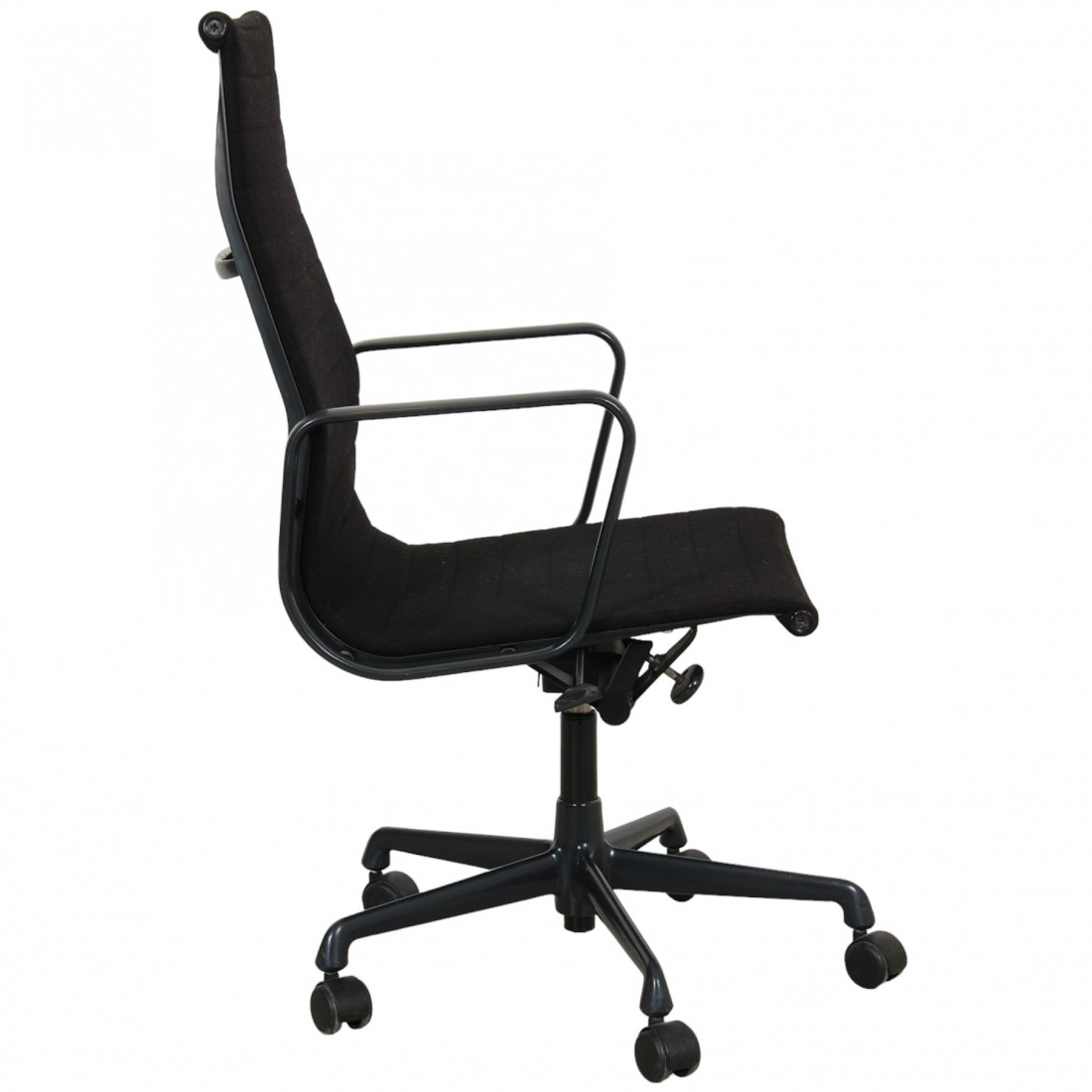 For Sale | Charles Eames Ea-119 office chair with a black frame